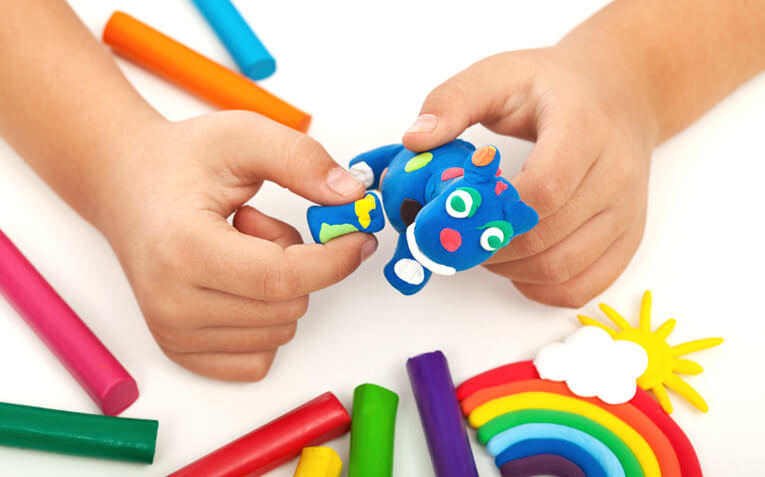 Decije ruke oblikuju plastelin – Humanitarna fondacija „Prvi korak“